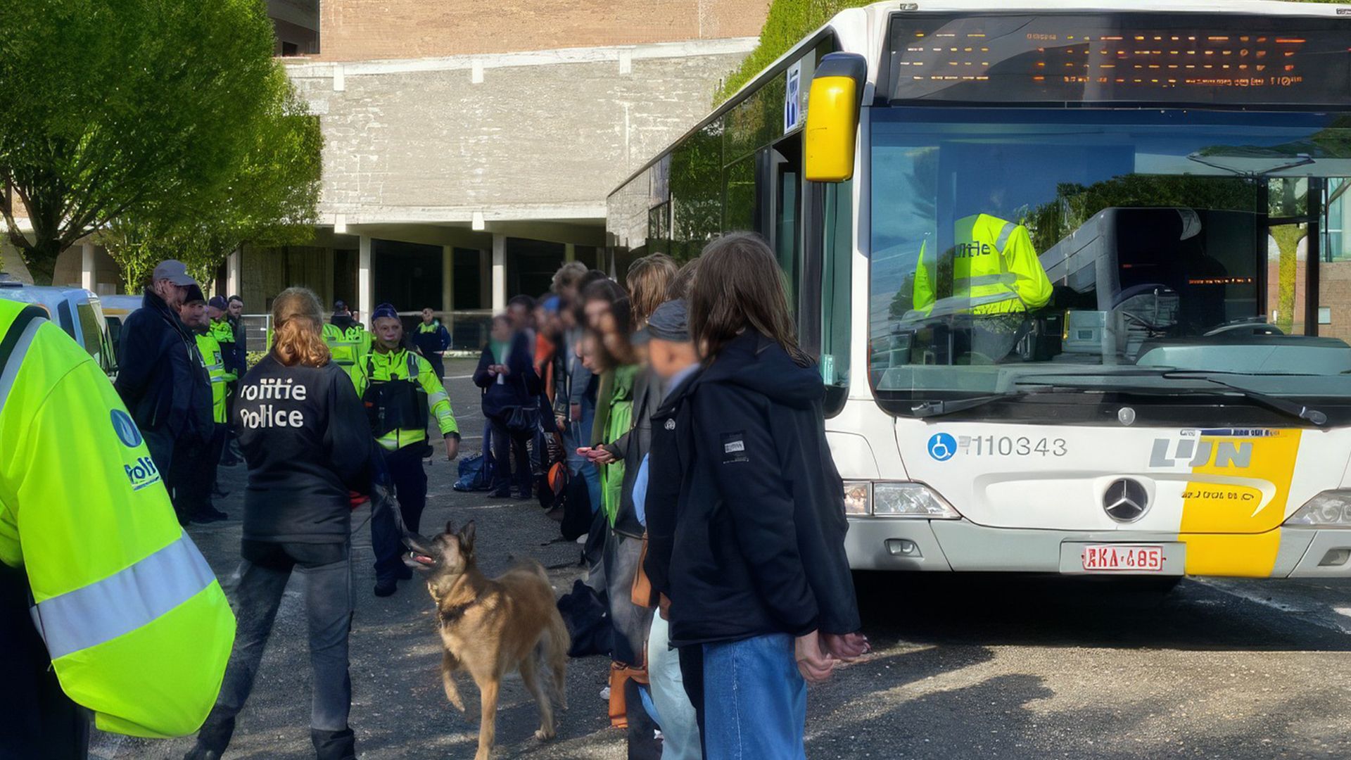 Controles op 10 lijnbussen, ook twee lijnbussen niet in orde met papieren | RTV